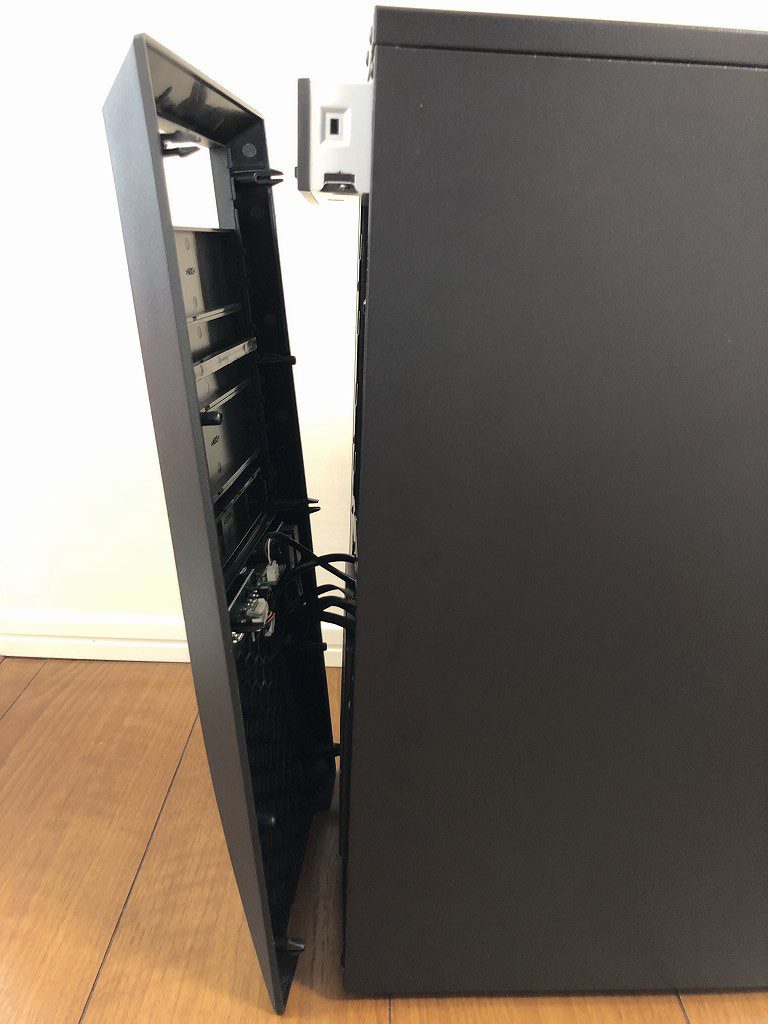 それではさっそく取り付けてみましょう。ガレリアの ケース前面はピンで止まっているだけ なので指でピンを外せば簡単に取り外せます。